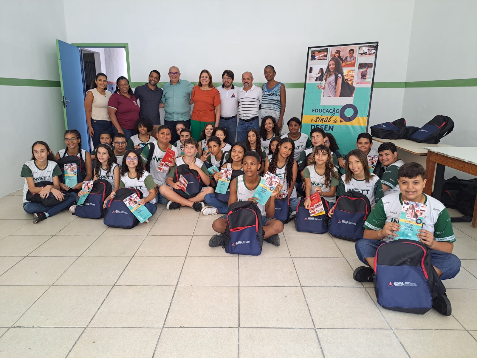 Seis mil alunos, de 18 escolas, recebem kits escolares em Timóteo ...